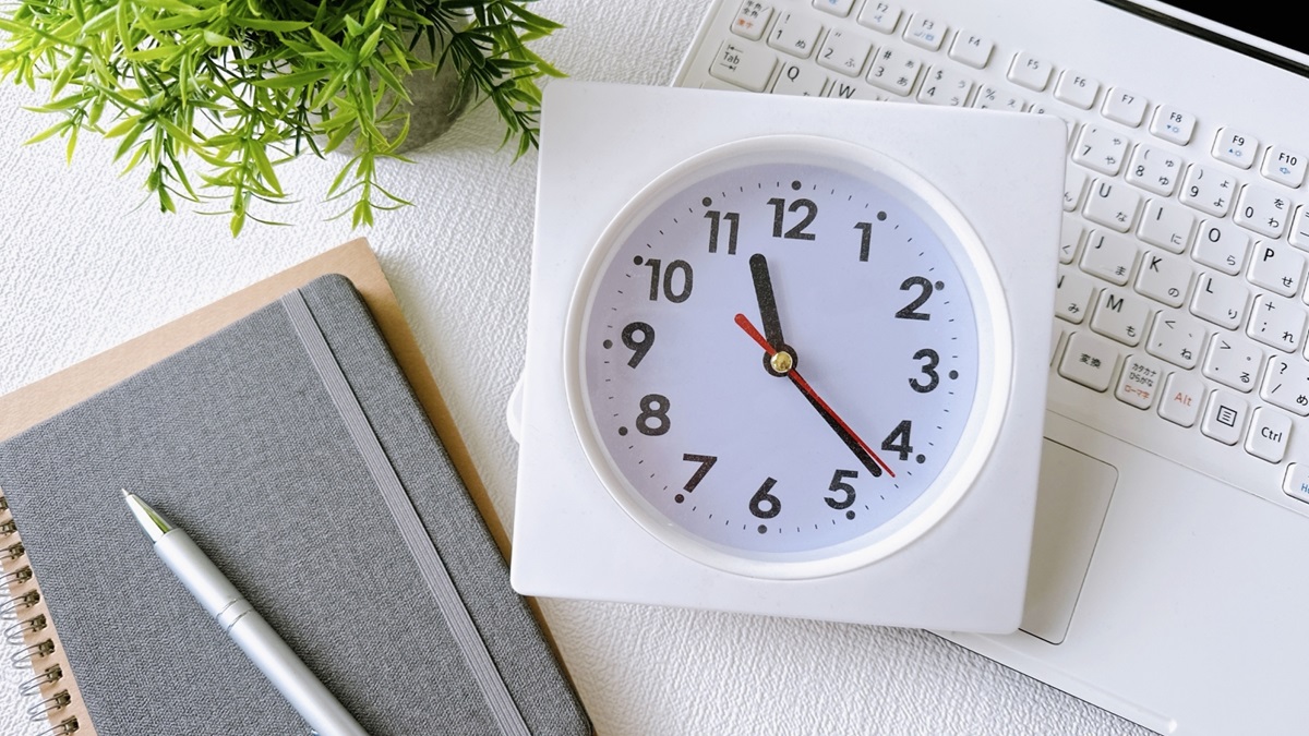 「常勤」と「常勤換算」の違いとは？「非常勤」との違いや、最低限の時間など、福祉事業者が知っておきたい基本をやさしく解説！ | ウェルクリップ